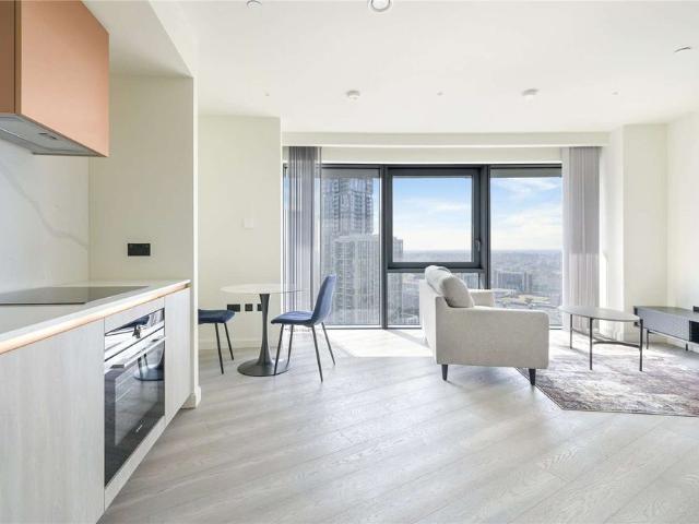 Nestled in the vibrant area of Marsh Wall, London, this brand new luxury apartment at Aspen offers an exceptional living experience