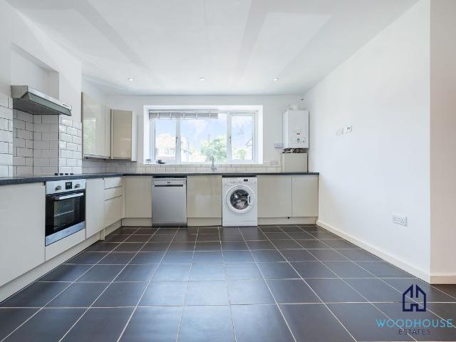 Nether Street N12, 3 bed flat to rent, £2,845 pcm | PrimeLocation