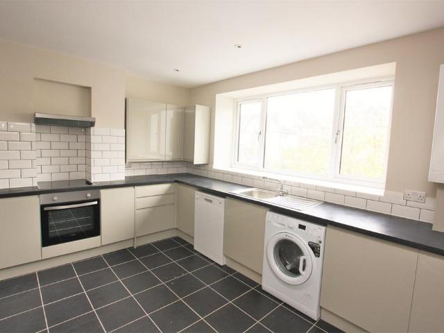 Nether Street, North Finchley, N12 3 bed flat to rent £2,850 pcm £658 pw