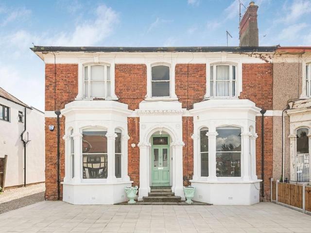 Nether Street, London, N12 2 bed flat to rent £2,500 pcm £577 pw