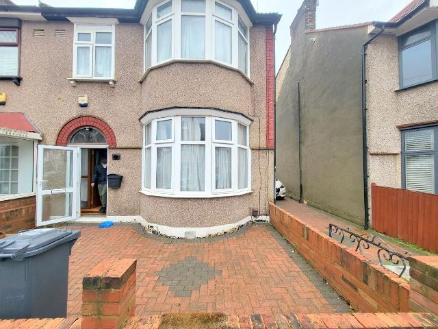 Netherfield Gardens, Barking IG11, 4 bed detached house to rent, £2,800 pcm | PrimeLocation