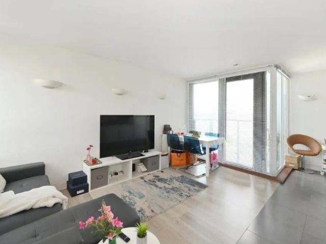 Neutron Tower, Blackwall Way, E14 2 bed flat to rent £2,550 pcm £588 pw