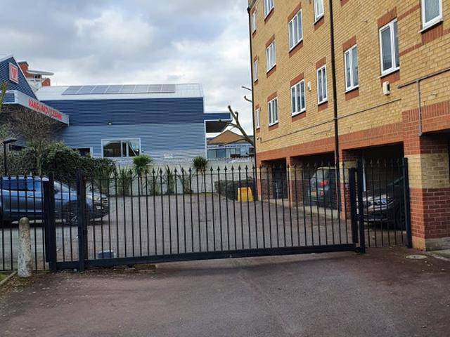 Neutrally presented 2 bedroom unit available