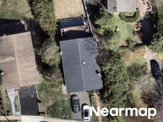 Neulist Ave