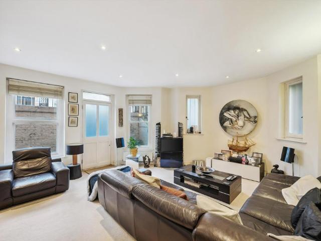 Nevern Mansions, Warwick Road. 2 bed flat to rent £3,146 pcm £726 pw