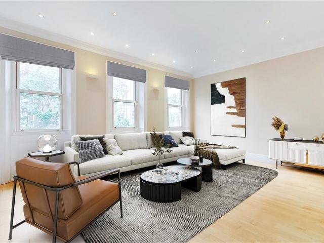 Nevern Square, Earls Court, London 4 bed flat to rent £7,000 pcm £1,615 pw