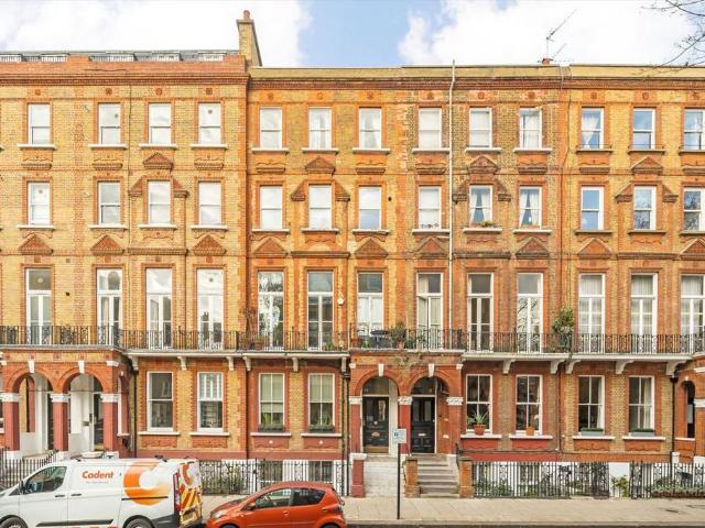 Nevern Square, London SW5 3 bed flat to rent £5,500 pcm £1,269 pw
