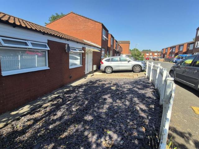 Newteswell Drive, Waltham Abbey 1 bed terraced bungalow to rent £1,425 pcm £329 pw