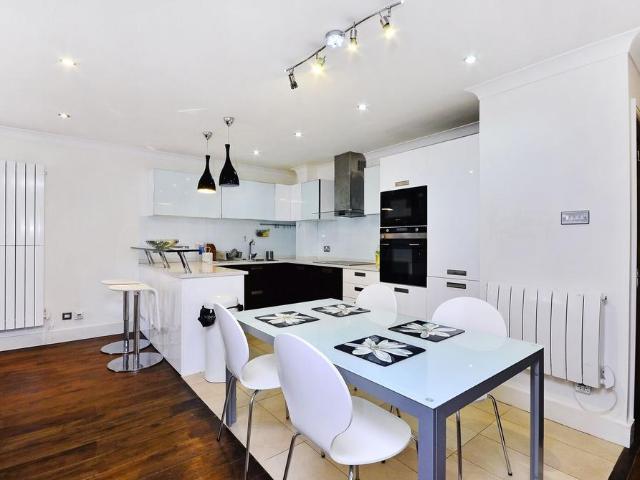 Newton Street, Covent Garden, London. 2 bed flat to rent £4,117 pcm £950 pw