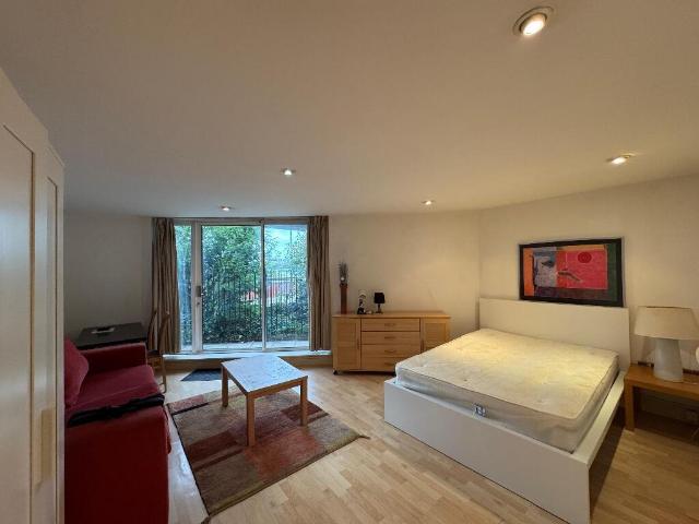 Newton Place, Canary Wharf,London E14 2 bed apartment to rent £2,167 pcm £500 pw