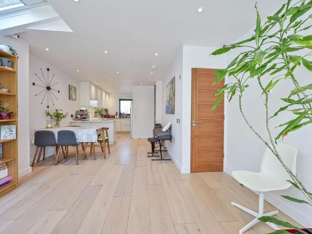 Newton Road, Wimbledon, London, SW19 4 bed terraced house to rent £4,750 pcm £1,096 pw
