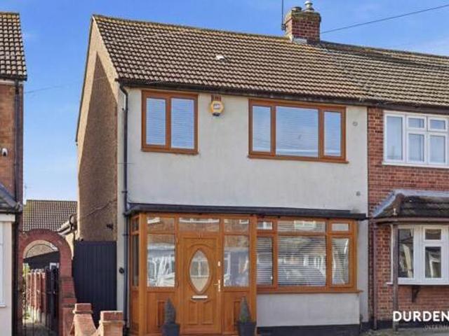 Newtons Close, Rainham, 3 Bedroom End