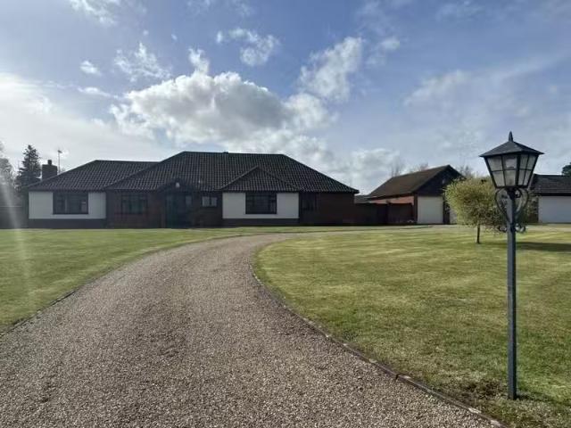 Cheap 3 BA 4 bedroom detached bungalow for rent in Summerfield.