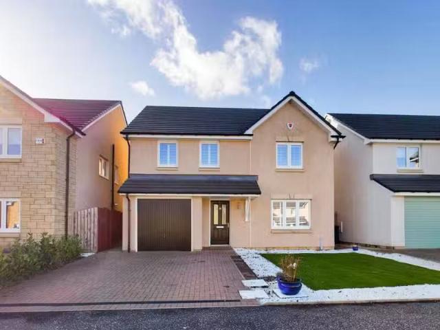 Nice 3 BA 4 bedroom detached house for rent in Cadwell Gardens.