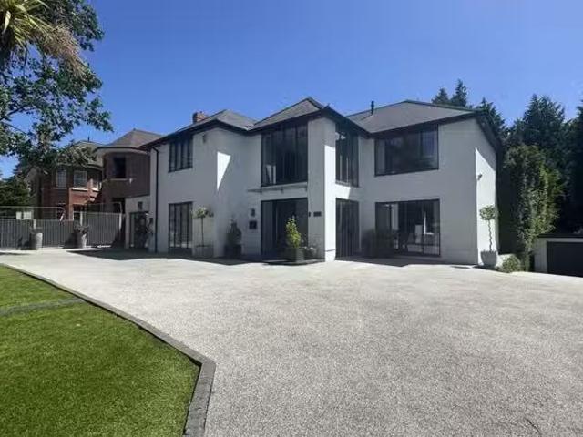 For Rent! 3 BA 4 bedroom detached house for rent in Elgin Road.