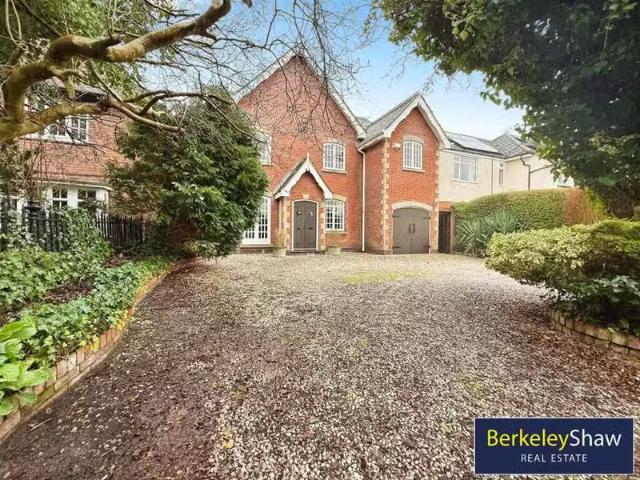 New 3 BA 4 bedroom detached house for rent in Southport Road.