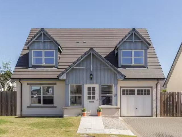 Deal! 3 BA 4 bedroom detached house for rent in Raepersons Cre.