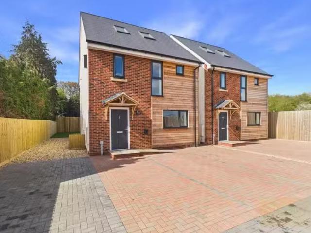 Deal! 3 BA 4 bedroom detached house for rent in Redwing Gate.
