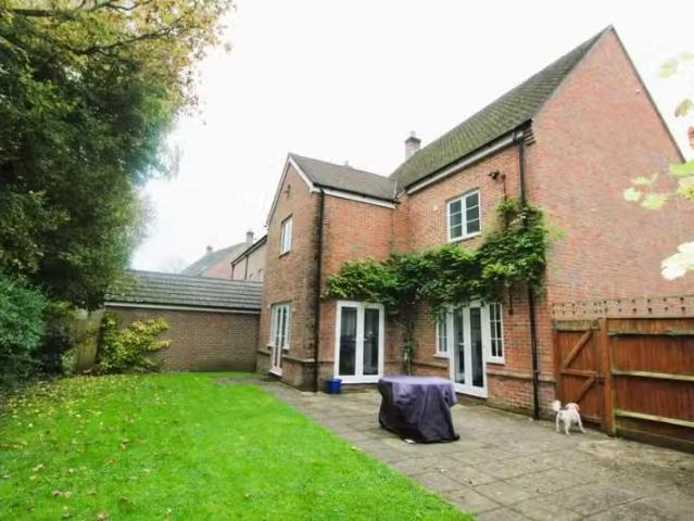 Rental! 3 BA 4 bedroom detached house for rent in Reed Close.
