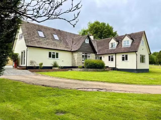 Cheap 3 BA 4 bedroom detached house for rent in Tedburn Road.