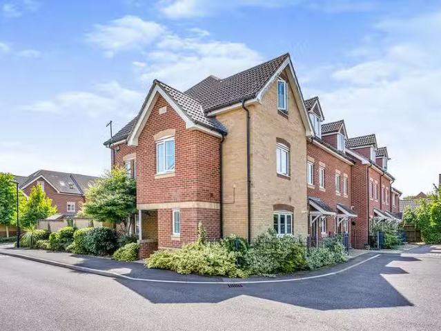 New 3 BA 4 bedroom End Terrace House to rent, Grevillea Avenue.