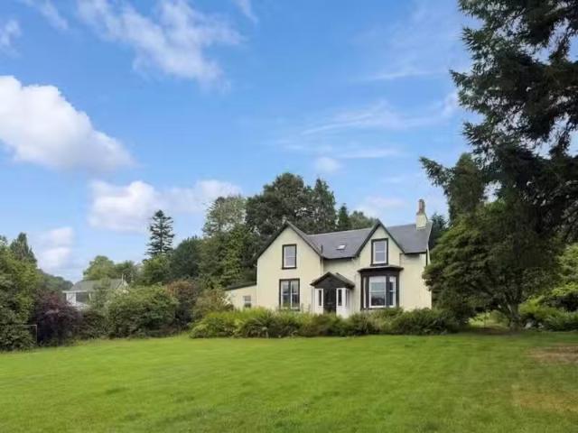 Unique 3 BA 4 bedroom flat for rent in Belnahua, Garelochhead.