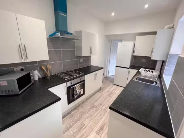 Cozy 3 BA 4 bedroom house for rent in Pershore Road, Kings Nor.