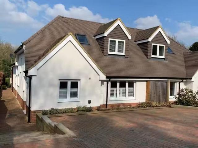 Cheap 3 BA 4 bedroom semi detached house for rent in London Ro.