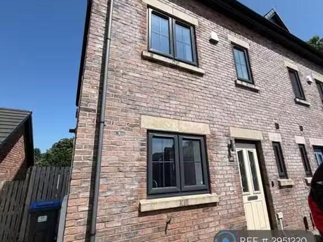 Cozy 3 BA 4 bedroom semi detached house for rent in St Bridget.