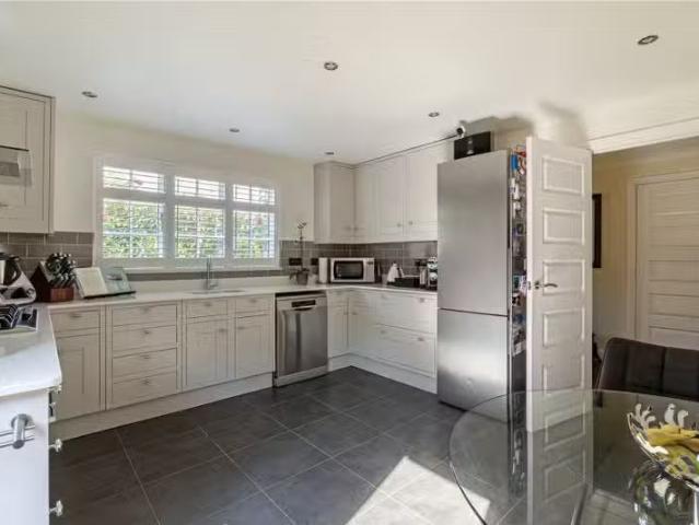 New 3 BA 4 bedroom property to let in Marlborough Drive, Weybr.