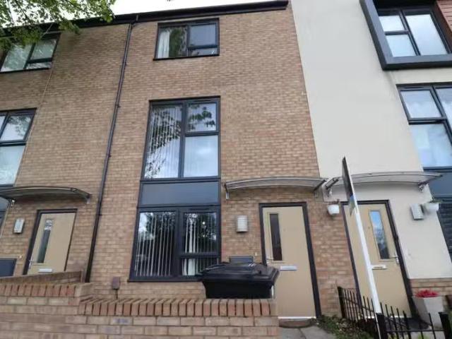 For Rent! 3 BA 4 bedroom terraced house for rent in Clifford S.
