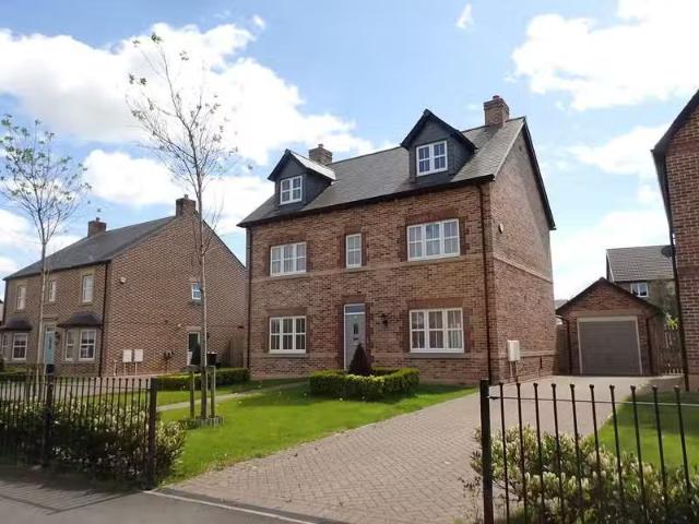 Charming 3 BA 5 bedroom detached house for rent in Aspen Grang.