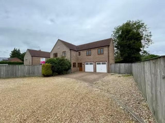 Charming 3 BA 5 bedroom detached house for rent in Banham Walk.