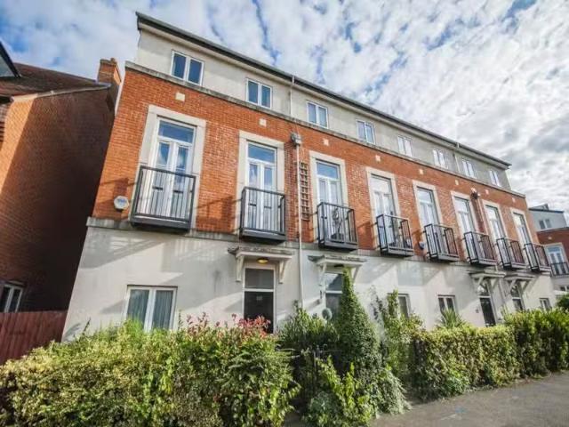 Deal! 3 BA 5 bedroom house for rent in Dragon Road, Hatfield.