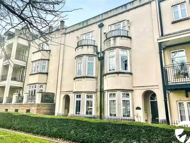Unique 3 BA 5 bedroom terraced house for rent in The Boulevard.