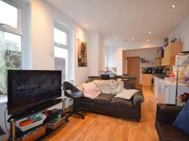 Unique 3 BA 6 bedroom house for rent in Llanishen Street, Heat.