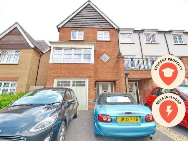 Just in! 3 BA 6 bedroom semi detached house for rent in Colts.