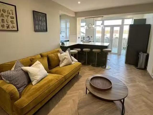 Unique 3 BA 6 bedroom terraced house for rent in Mackie Road.
