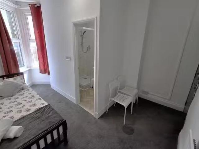 Cozy 3 BA 1 bedroom house for rent in Southcote Road, Bournemo.