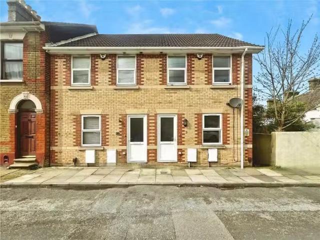 Cheap 3 BA 3 bedroom Mid Terrace House to rent, Sidney Road, R.