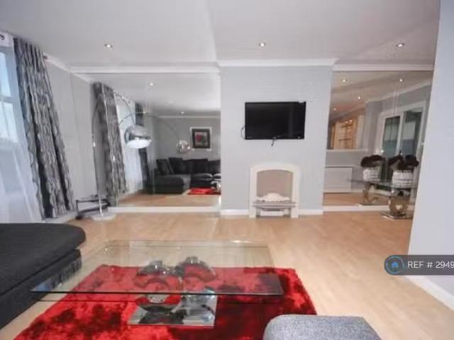 New 3 BA 3 bedroom penthouse for rent in New Century House, Ab.