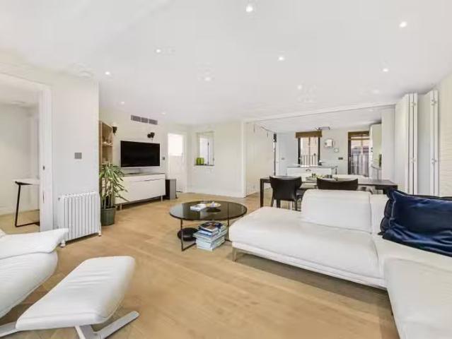 Unique 3 BA 3 bedroom property to let in Richmond Buildings, L.