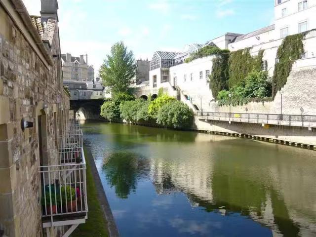 Deal! 3 bedroom apartment for rent in Grove Street, Bath, BA2