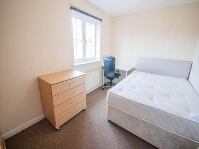 Rental! 3 bedroom coach house for rent in Errington Close, Hat.