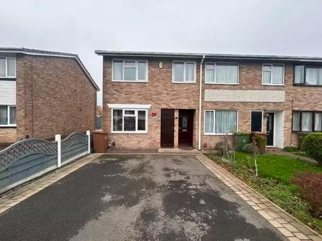 Cheap 3 bedroom end of terrace house for rent in Rouncil Close.