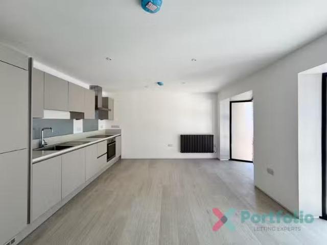 New 3 bedroom flat for rent in Professionals! Brand New 3 Bed.