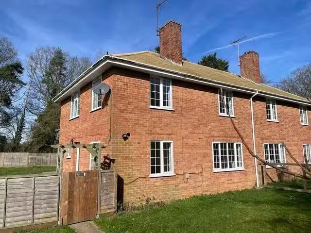 Just in! 3 bedroom semi detached house for rent in 1 Burntfiel.