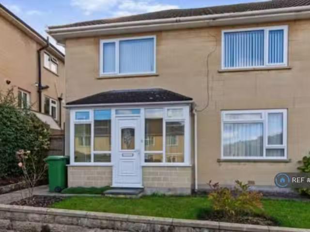 Rental! 3 bedroom semi detached house for rent in Bay Tree Roa.