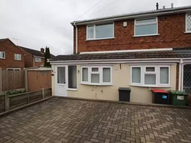 Cheap 3 bedroom semi detached house for rent in Birch Grove, B.