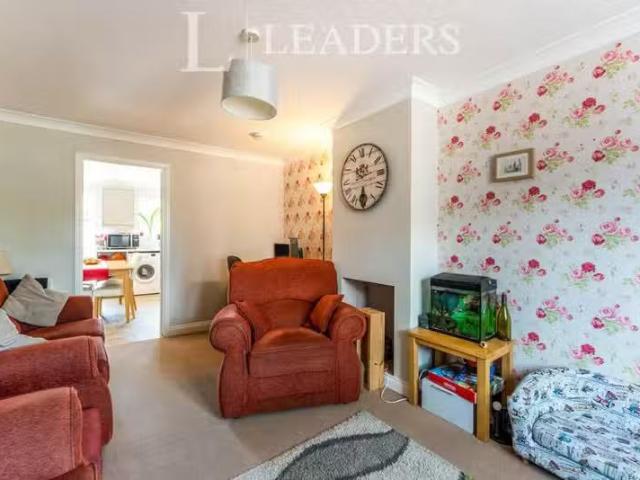Cheap 3 bedroom semi detached house for rent in Snowdrop Close.